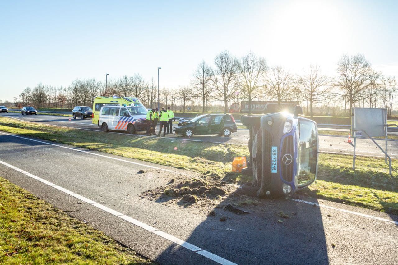 Taxibus belandt op zijkant na ongeval met personenauto op de N31 bij ... Taxibus belandt op zijkant na ongeval met personenauto op de N31 bij ...