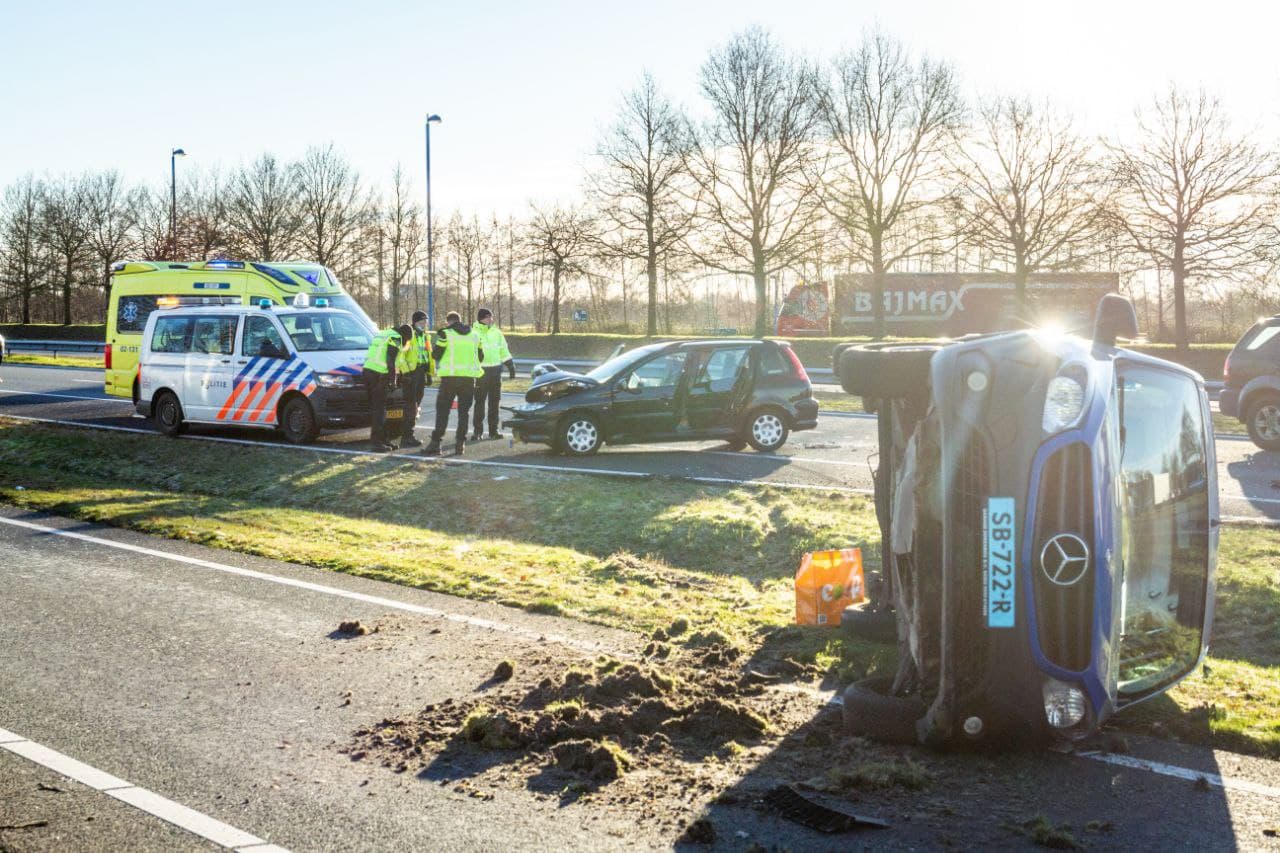Taxibus belandt op zijkant na ongeval met personenauto op de N31 bij ... Taxibus belandt op zijkant na ongeval met personenauto op de N31 bij ...