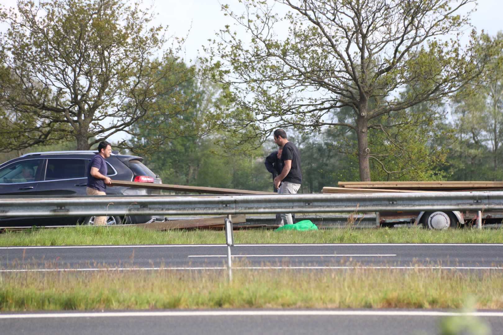 Vier kilometer file door afgevallen balken van trailer A7 – 112Drachten Vier kilometer file door afgevallen balken van trailer A7 – 112Drachten